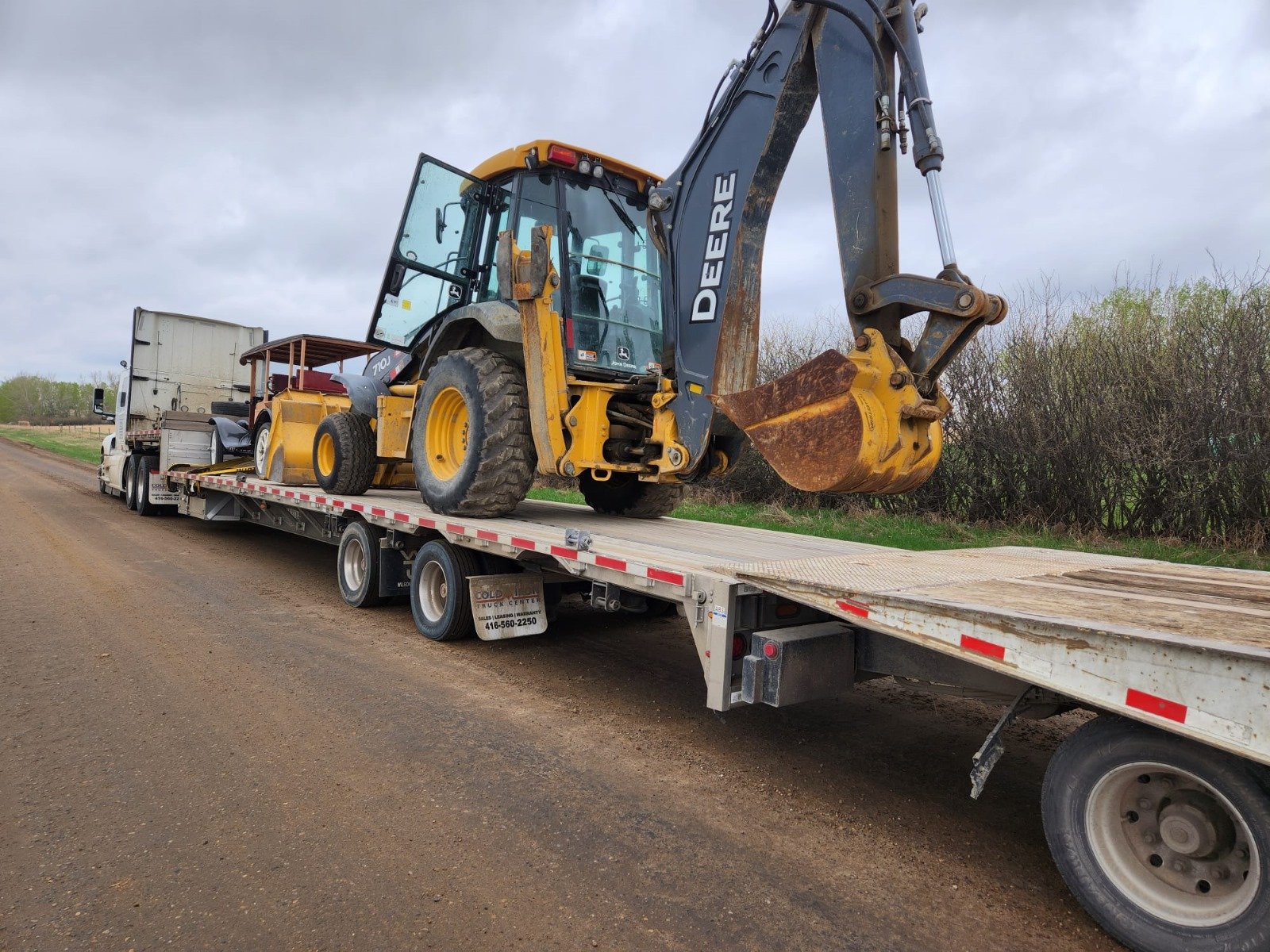 Trailer Lifts - Calgary Towing Services | Affordable Towing | Long-Distance Towing in Calgary